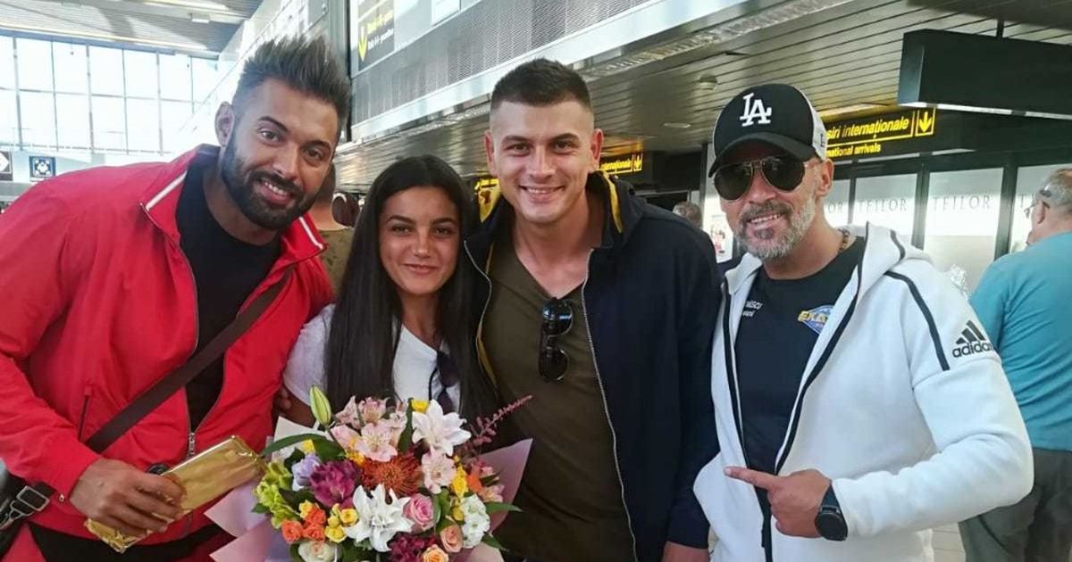 Naomi a fost primita cu multa ciocolata de apropiatii care au asteptat ...