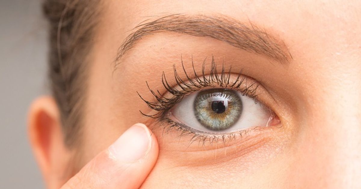 Remediu instant pentru pungile de sub ochi. Face miracole pentru tine ...