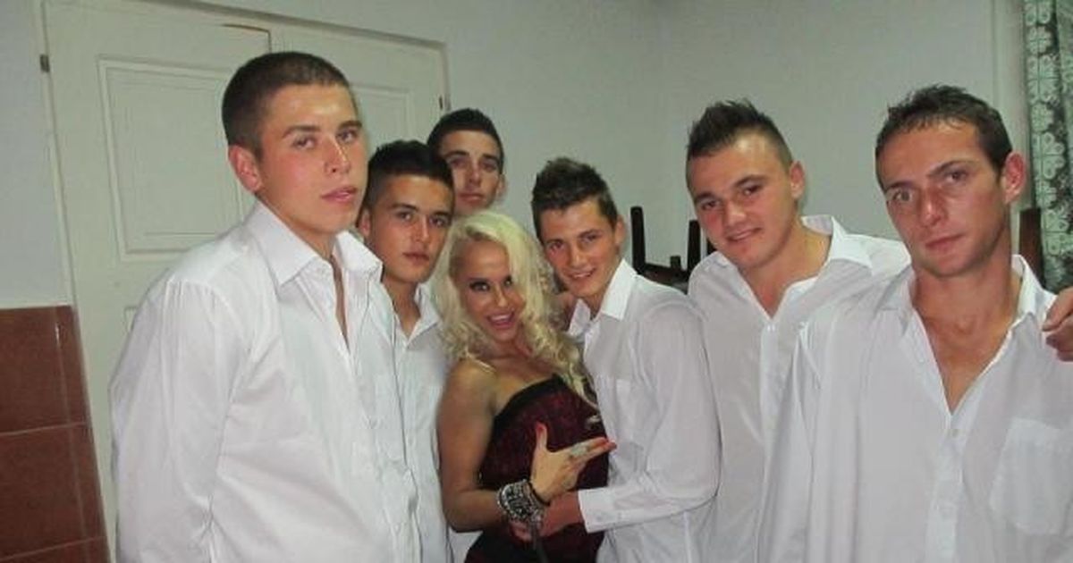 Cod rosu, Victor Slav! Anda Adam s-a pozat cu sase tineri imbracati in ...