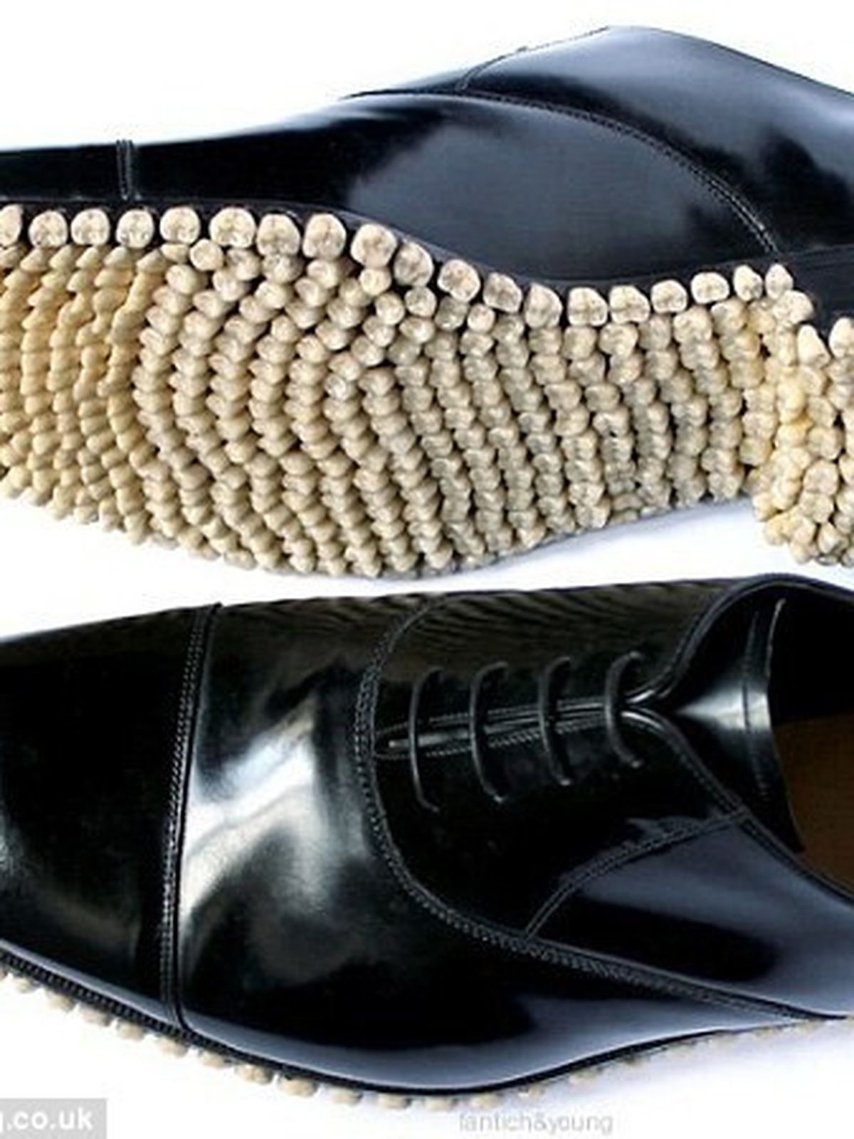 CEI MAI CIUDATI PANTOFI! Au talpile incrustate cu 1 050 dinti « umani ...