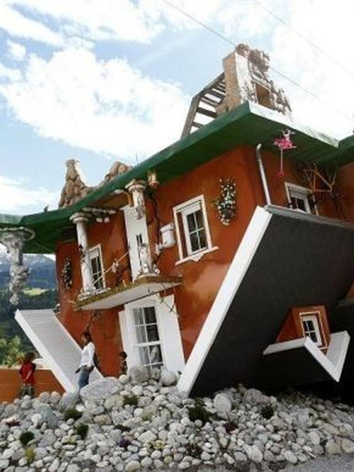 Nu va intoarceti monitorul! Casa din imagine chiar e construita cu ...