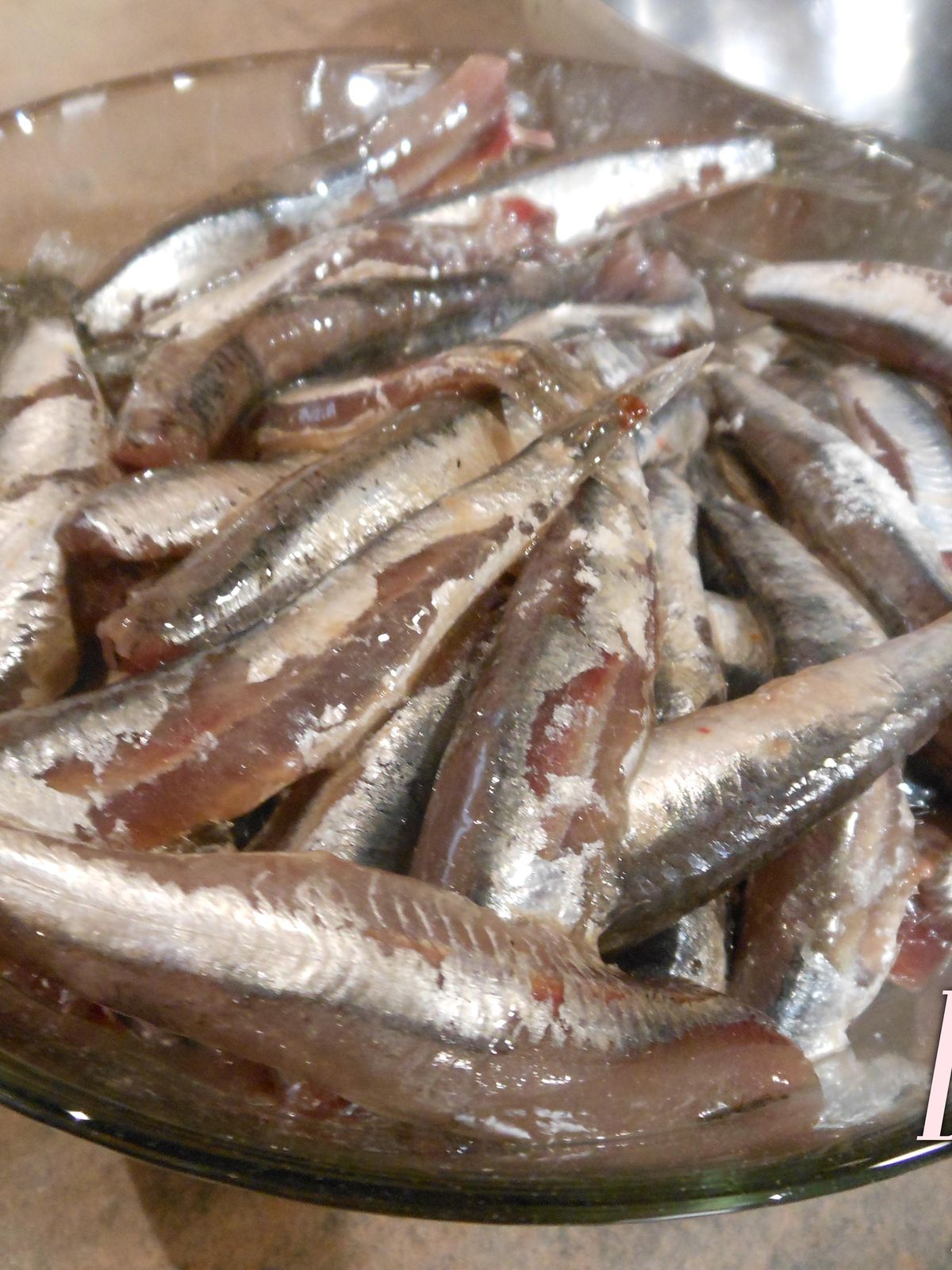 Hamsie prajita cu mujdei si mamaliguta - Kanal D Romania