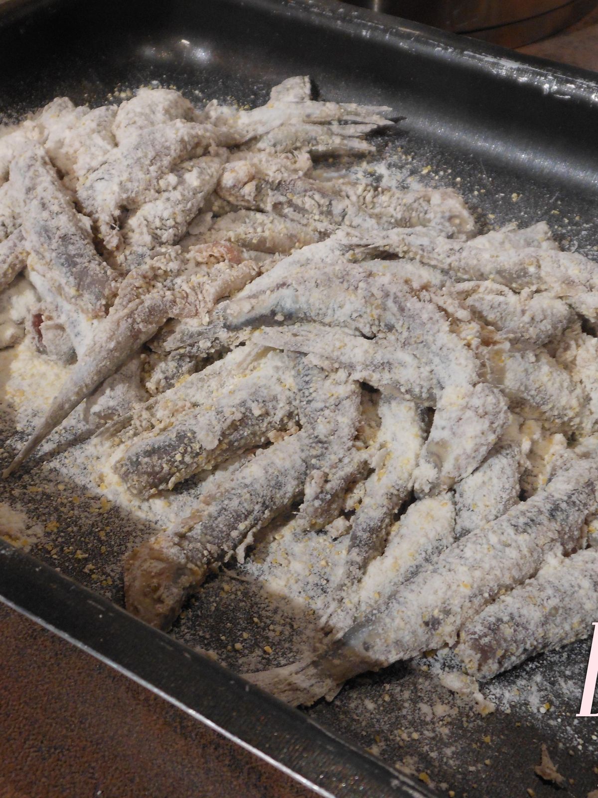 Hamsie prajita cu mujdei si mamaliguta - Kanal D Romania