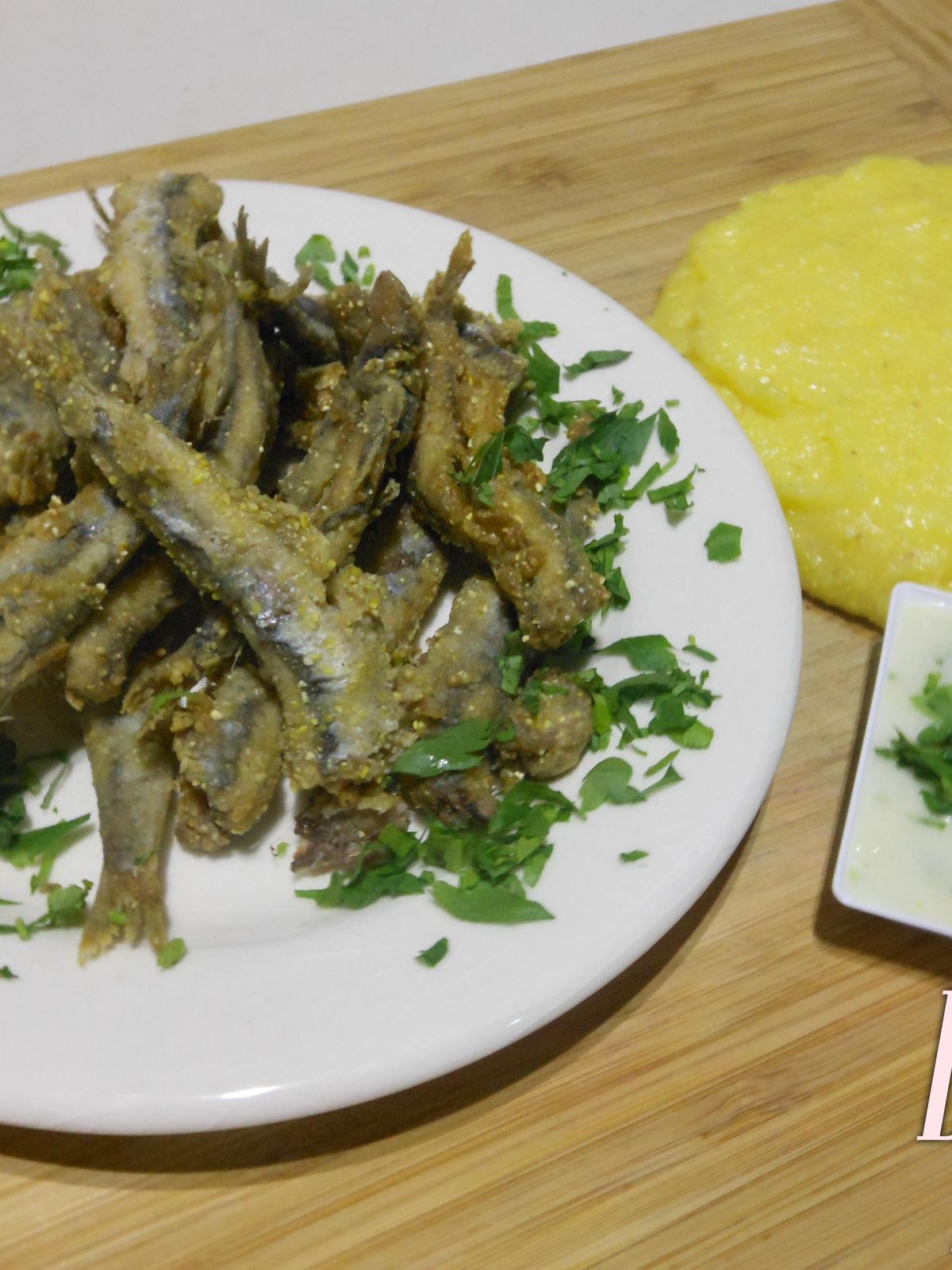 Hamsie prajita cu mujdei si mamaliguta - Kanal D Romania