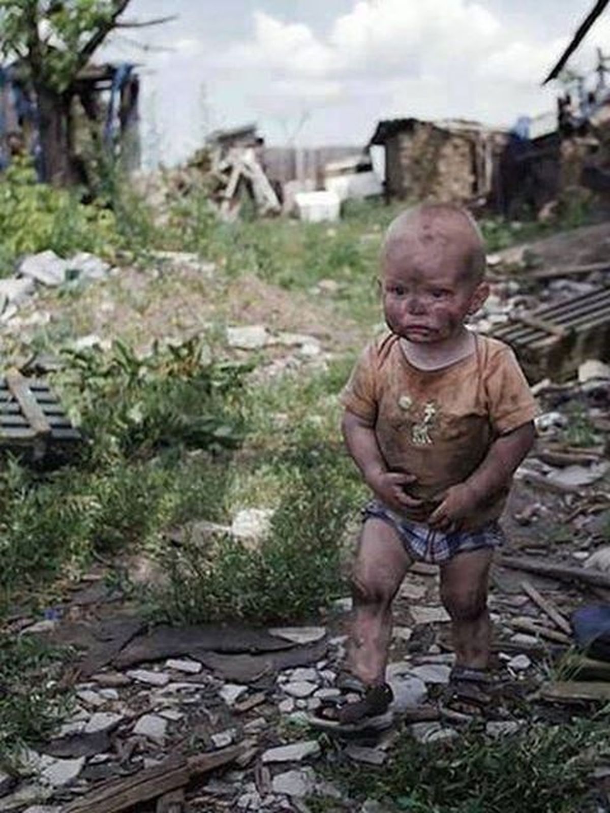 Imaginile care iti vor sfasia sufletul! Copii care se plimba printre ...