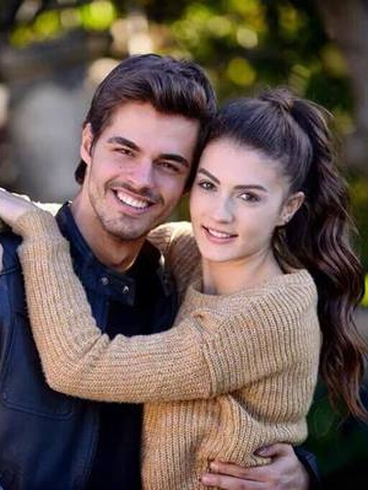 Berk Atan si Burcu Ozberk, care ii interpreteaza pe Nazli si Savas, in ...