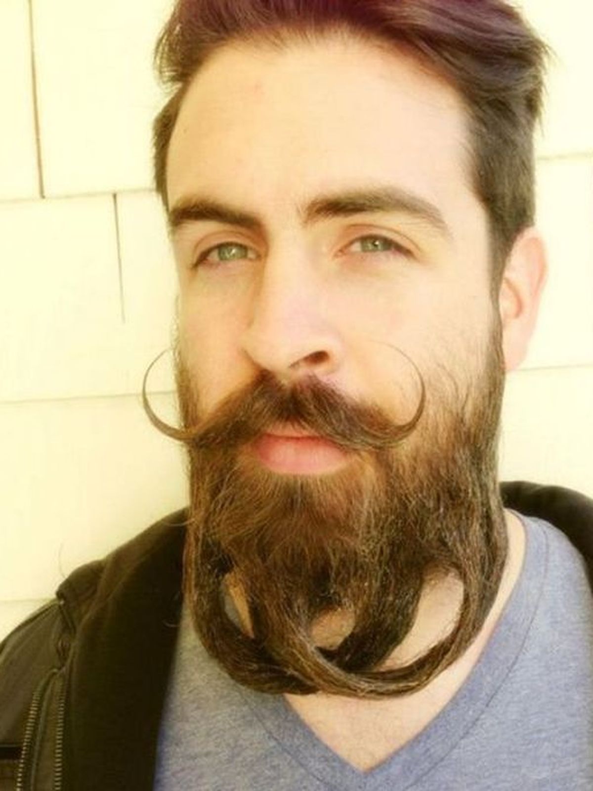 Barba l-a facut celebru pe acest barbat. Este incredibil ce poate sa ...