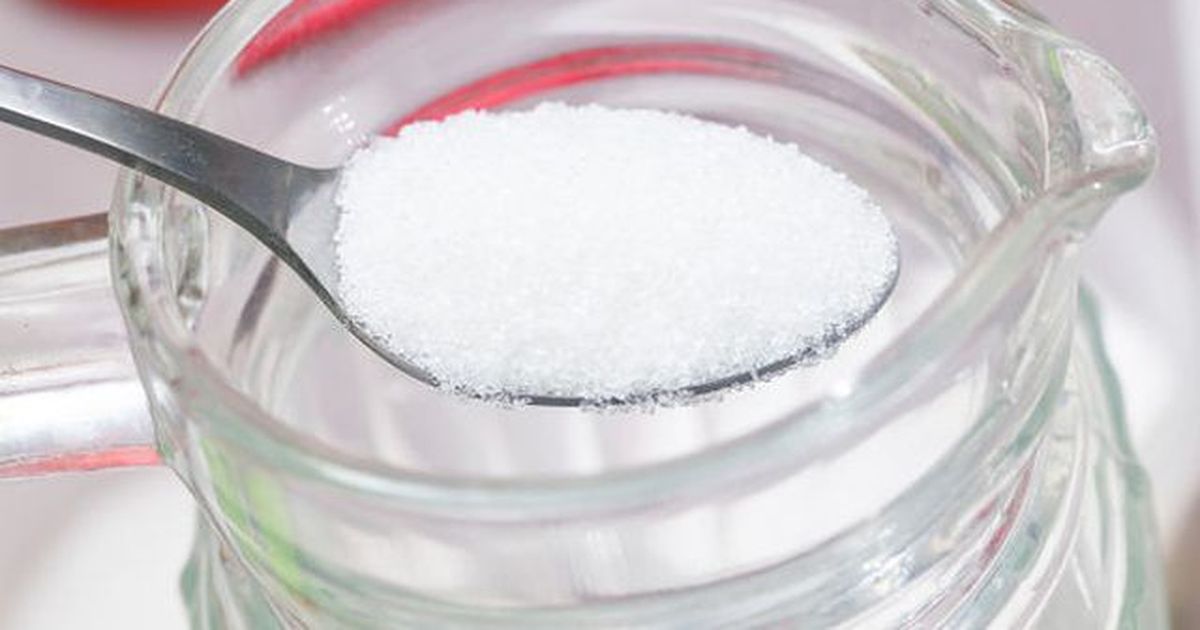 Uite ce se intampla daca amesteci zahar cu sare si iei cate o lingurita ...