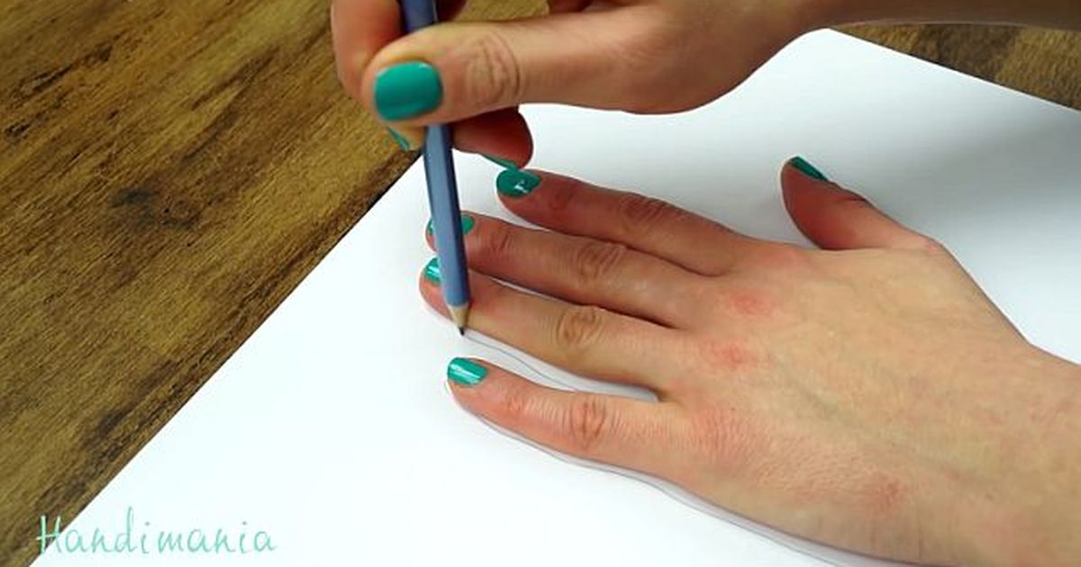 Si-a desenat conturul mainii pe o hartie. Pare banal ce face, dar uite ...