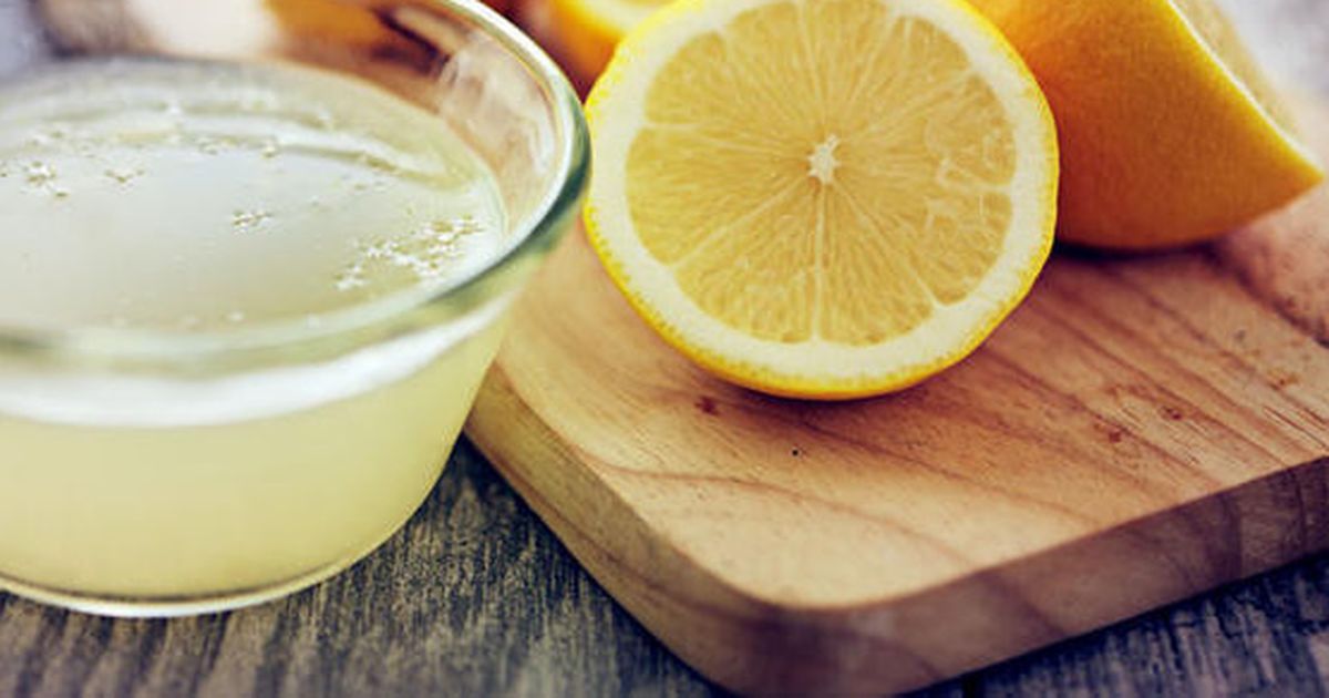 Stoarce o lamaie si amestec-o cu 1 lingura de ulei de masline. Nu te ...