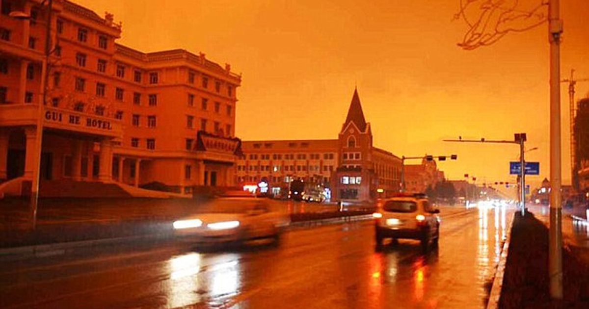 Acesta e un semn al APOCALIPSEI. Cerul s-a colorat in rosu iar din cer ...