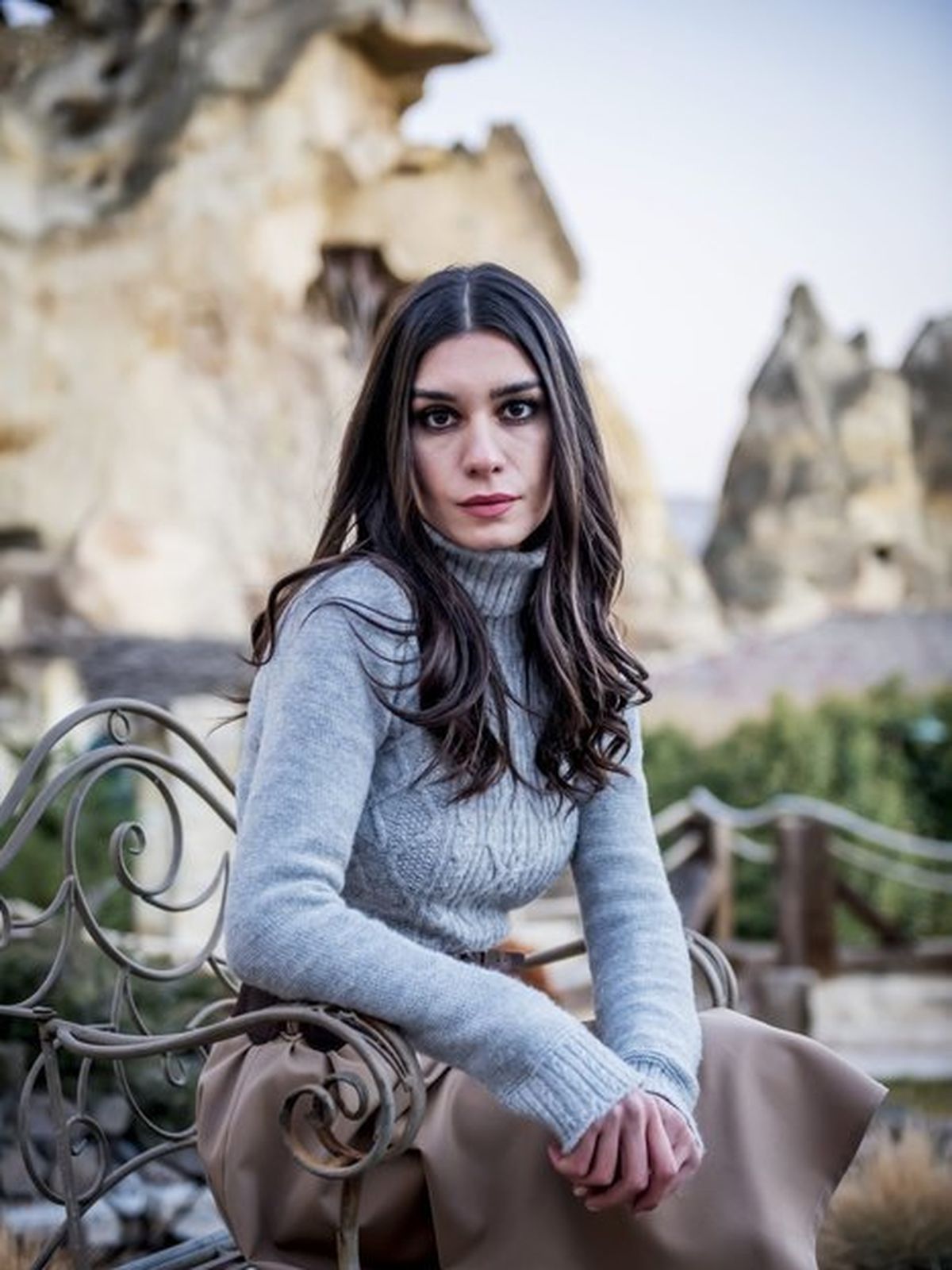 Burcu Kiratli, Mavi din serialul “Dragoste si ura”, fana declarata a ...