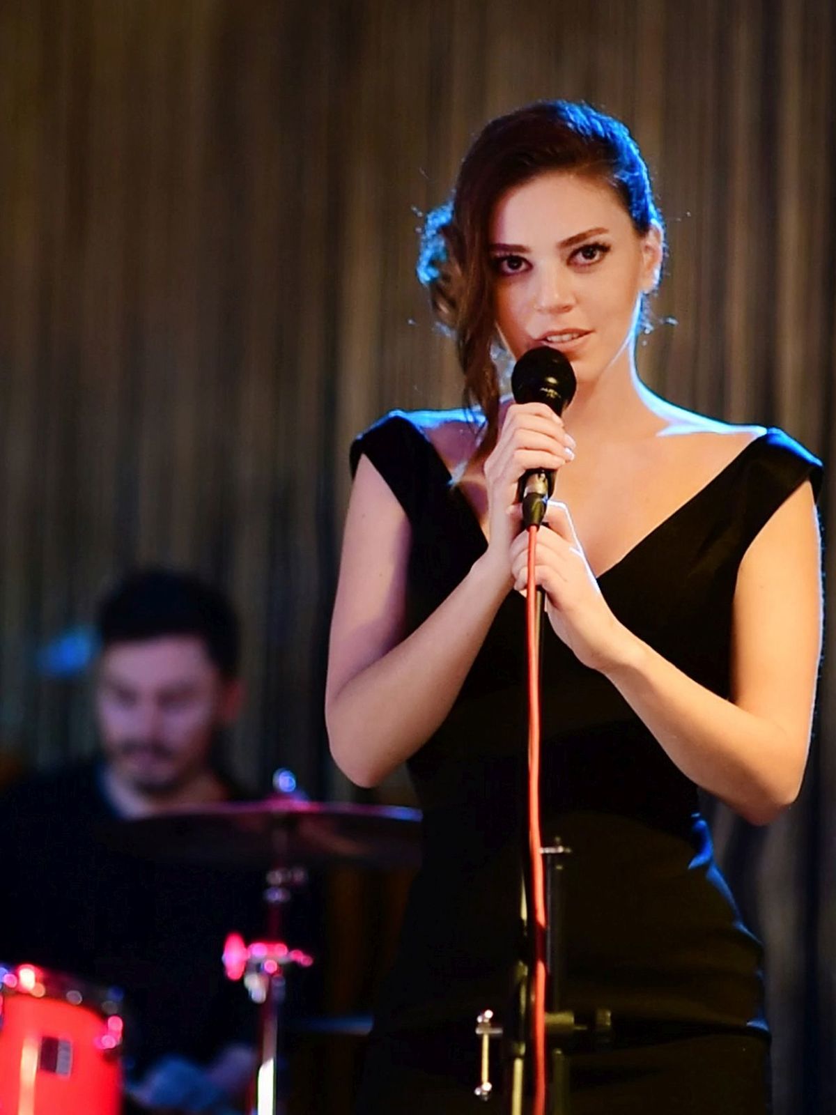 Asli Enver (Sureyya din serialul "Mireasa din Istanbul") a incantat ...
