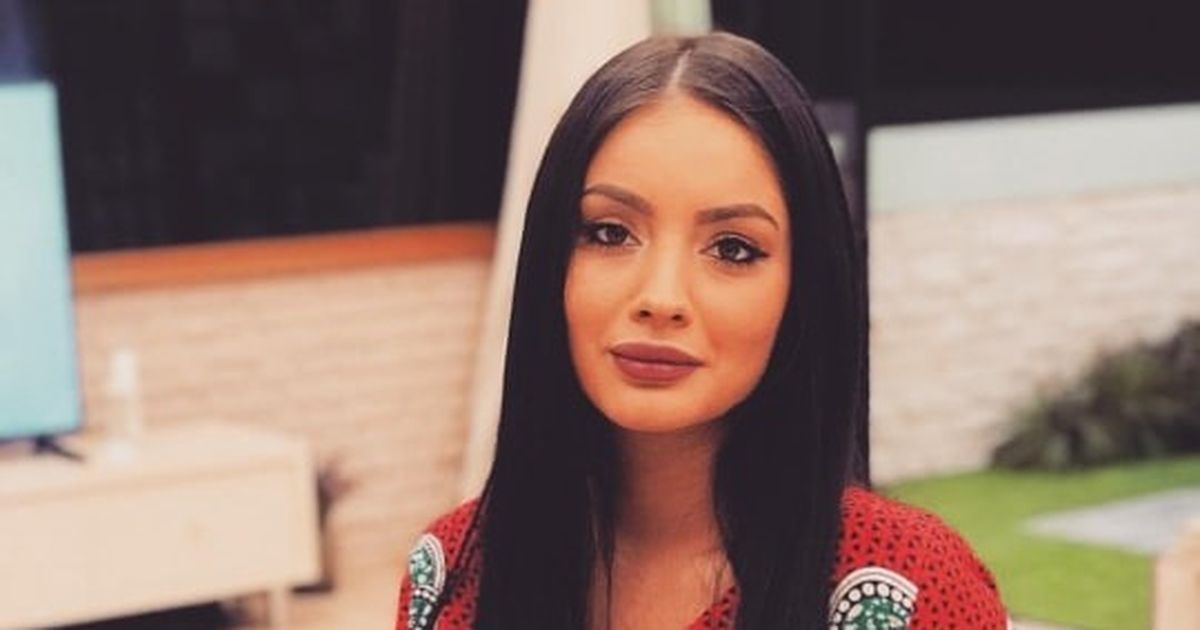 FOTO Ce poze provocatoare facea Simina in urma cu cativa ani? A aparut ...