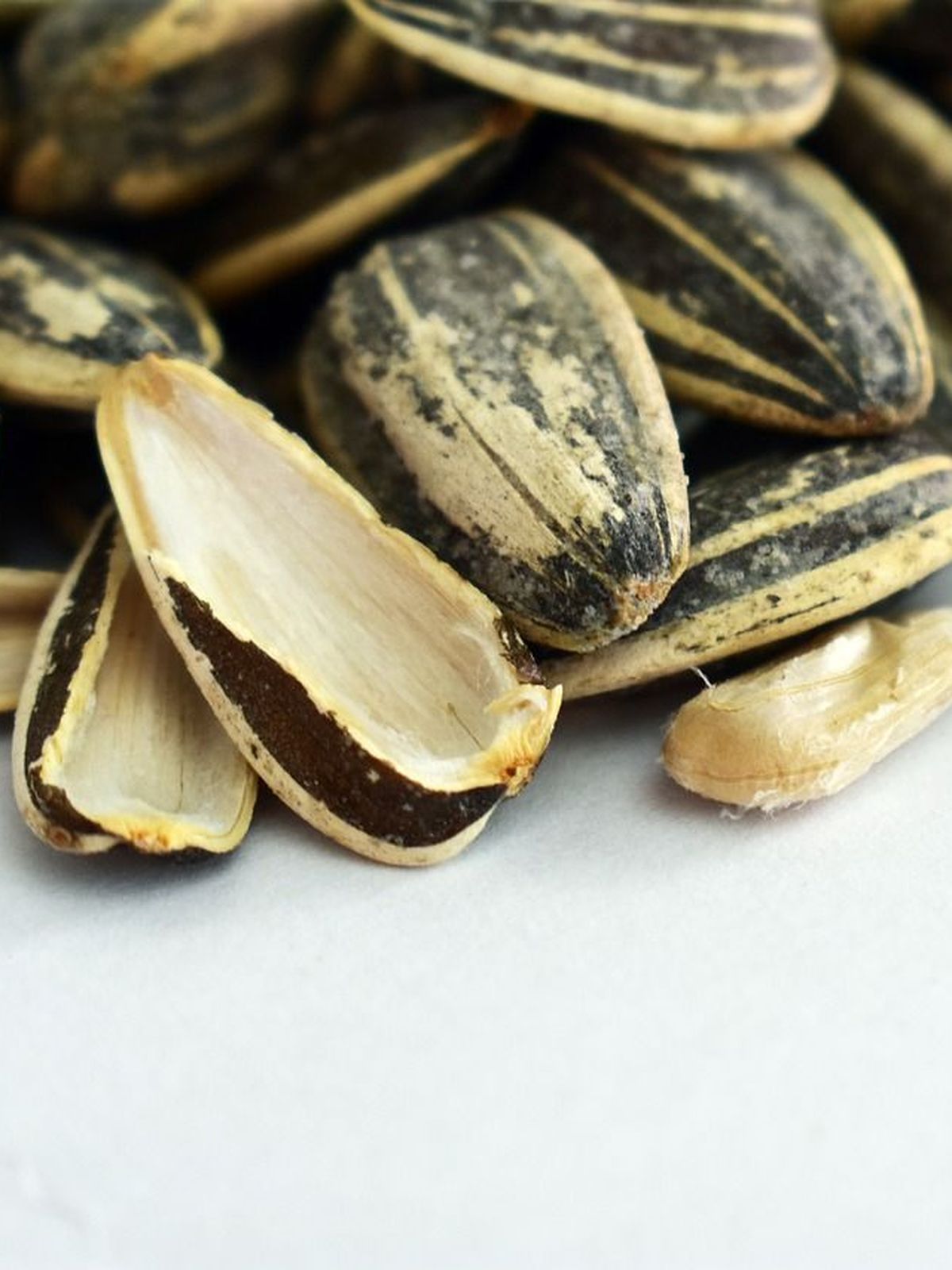 Seminte prajite de floarea soarelui: pericolul nestiut din seminte ...