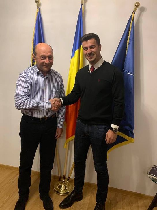 Iubitul Elenei Udrea s-a întâlnit cu Traian Băsescu la secția de votare! Adrian Alexandrov s-a ...