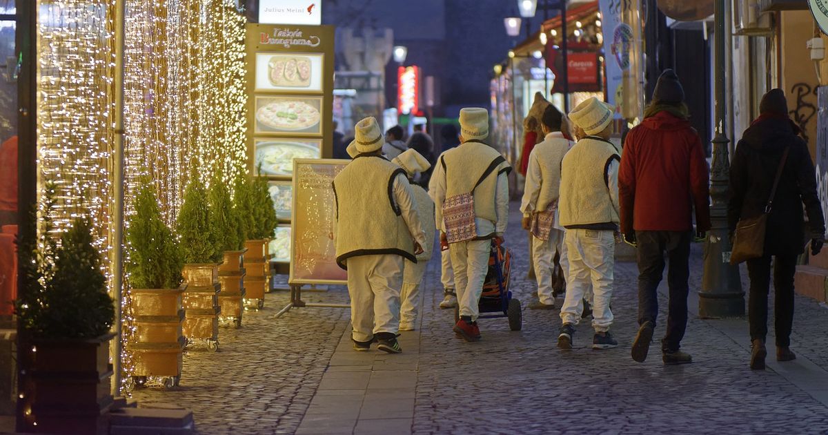 Versuri colinde de Crăciun românești. Top 10 cântece de neuitat ...