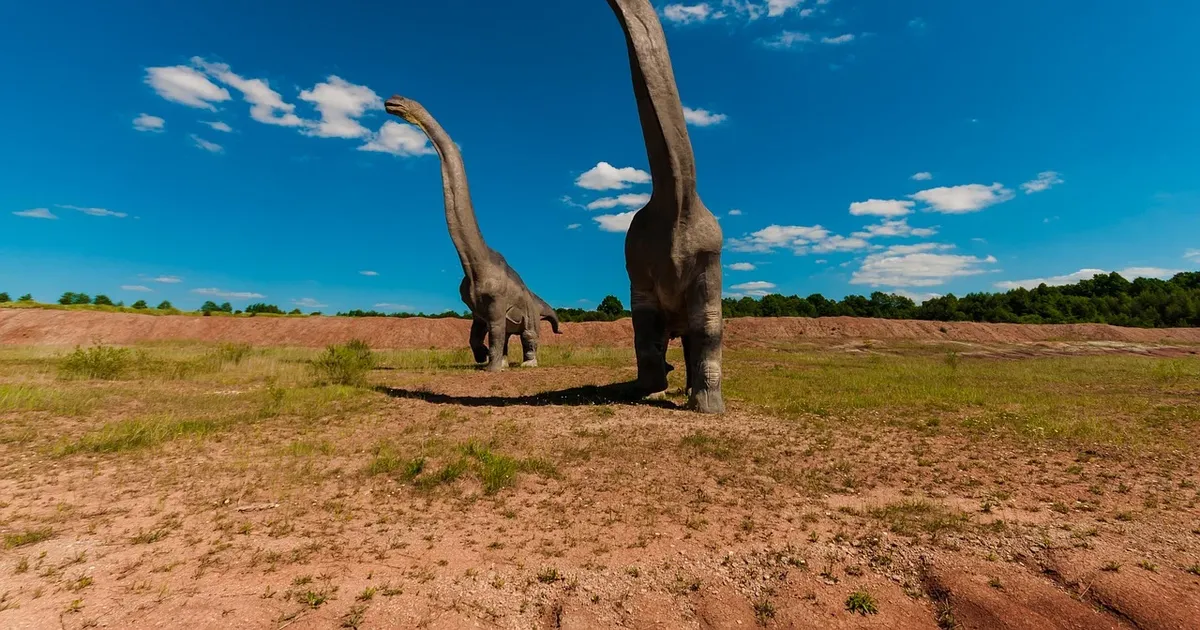 VIDEO - Dinozaur preistoric înalt de 11 metri, expus în parcul de la ...