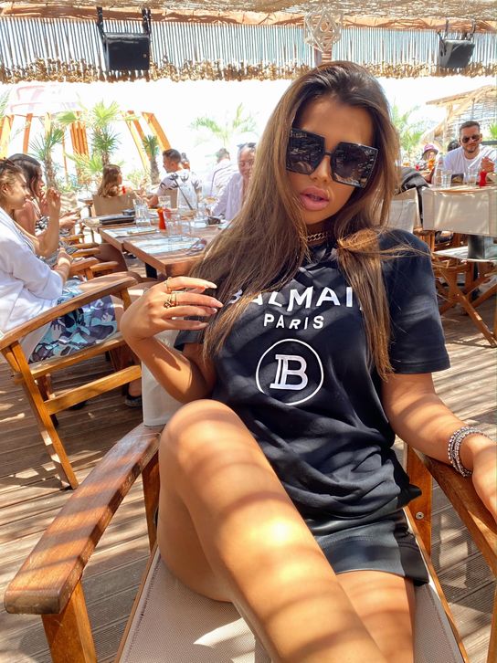 Andra Volos de la "Puterea Dragostei", apariție incendiară pe plajă ...