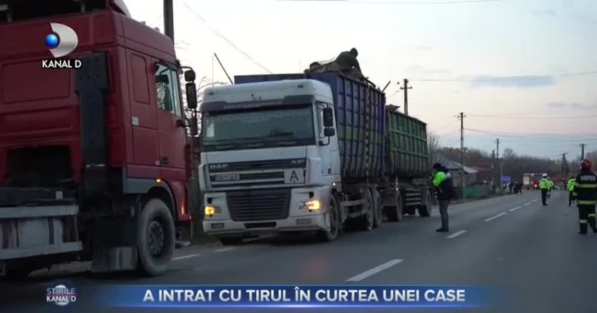 A intrat cu TIR-ul în curtea unei case - Stirile Kanal D