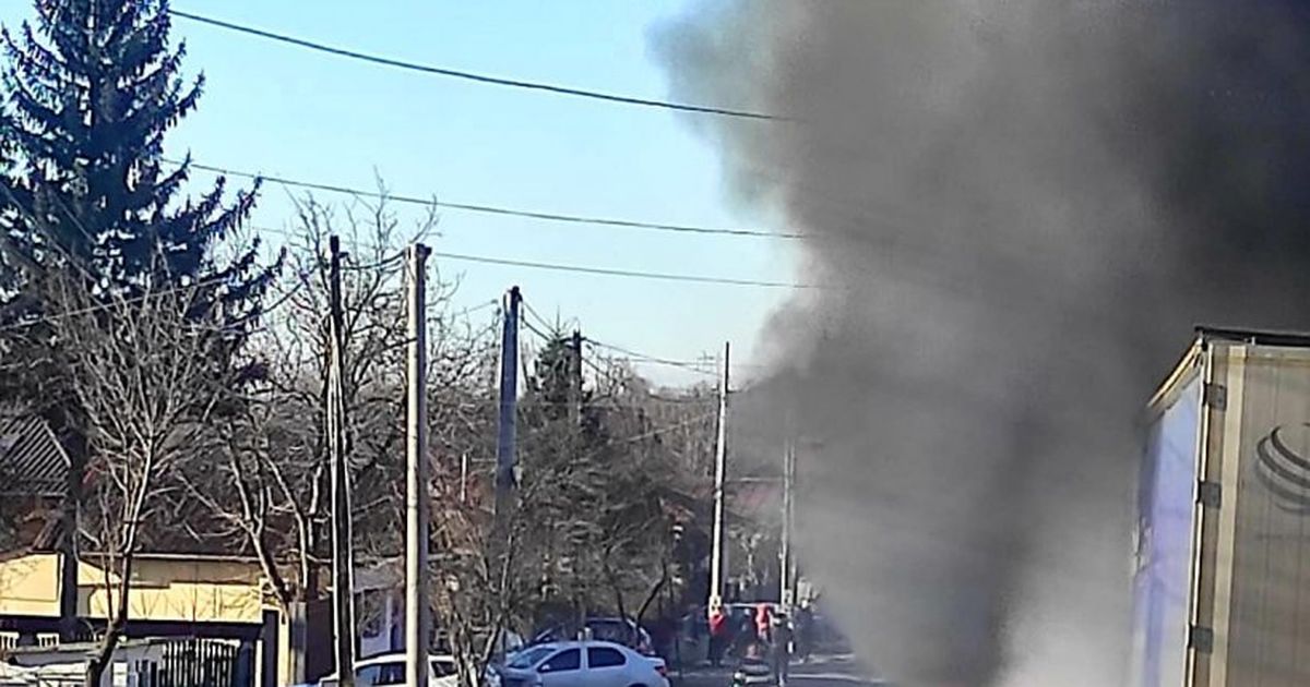 Un TIR încărcat cu îngrășământ a luat foc în Crevedia Mare. Pericol de ...