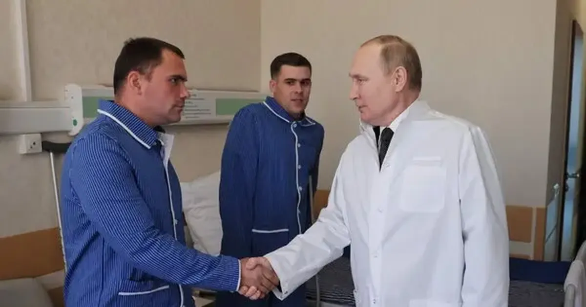 VIDEO - Noi imagini cu Vladimir Putin, în timp ce vizitează militari ...