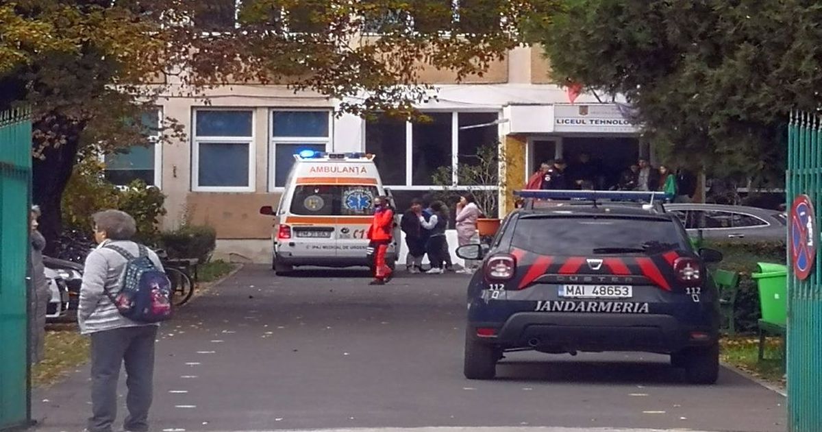 Un elev a leșinat și a fost dus cu salvarea la spital, după un conflict ...