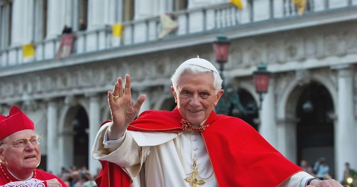 FOTO Vaticanul a făcut publice primele imagini cu trupul neînsuflețit ...