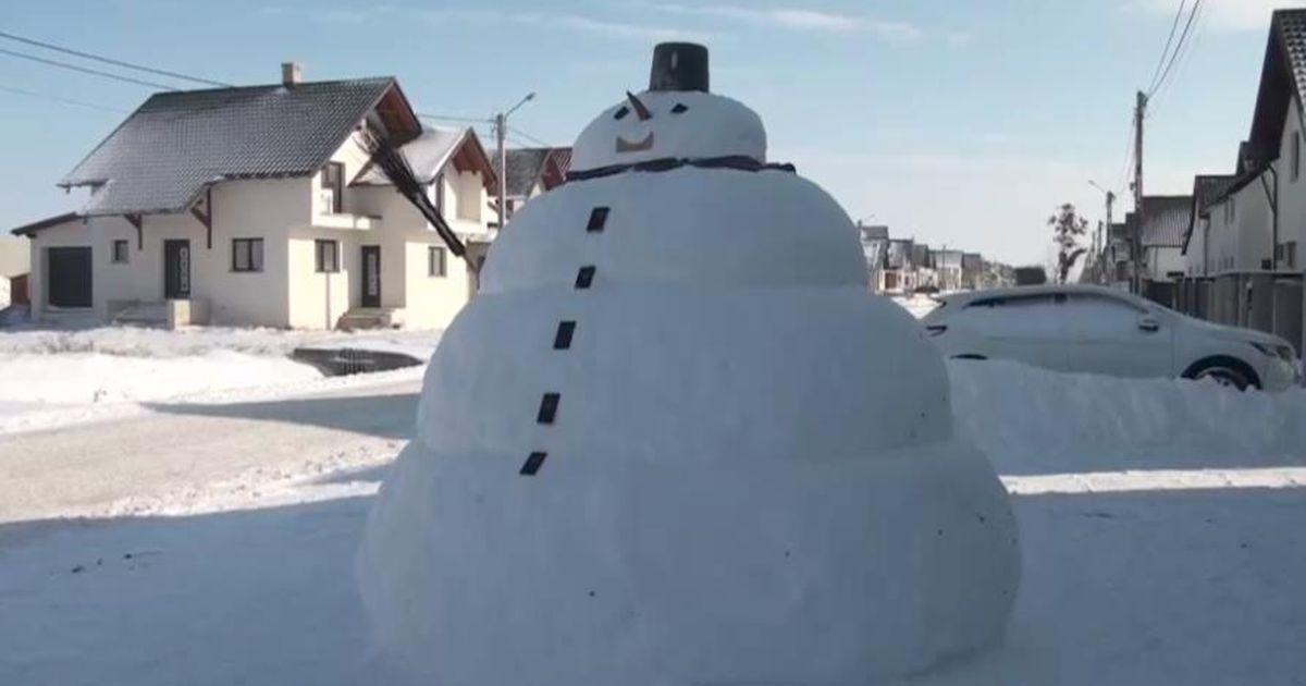 VIDEO- Noua atracție turistică din Rădăuți - Omul de zăpadă care ...