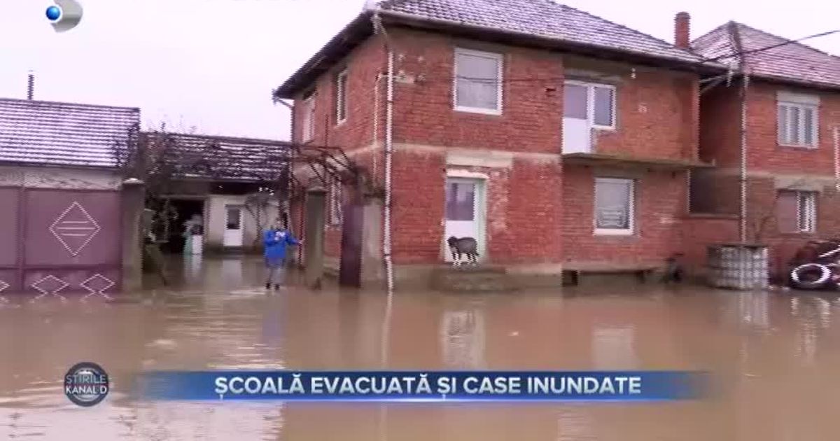 Școală evacuată și case inundate - Stirile Kanal D