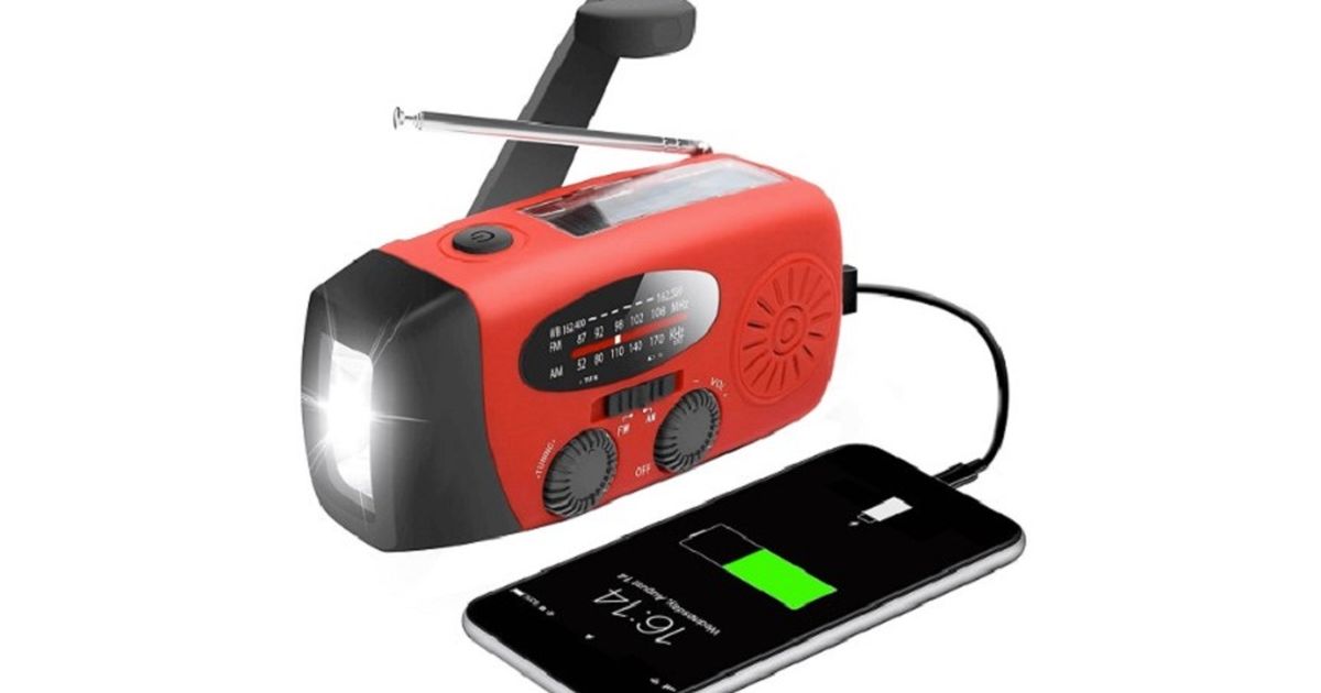 Un mini aparat cu radio, lanternă și funcție de încărcare te protejează ...