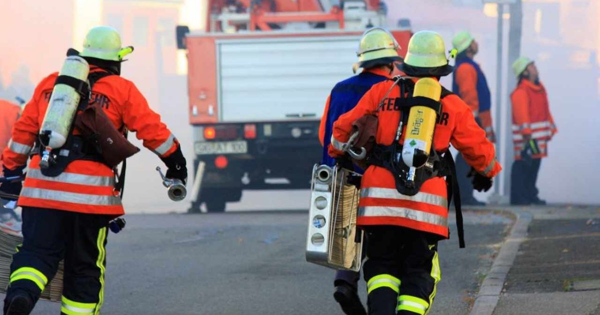 Pericol pe calea ferată. Locomotiva unui tren încărcat cu motorină a ...