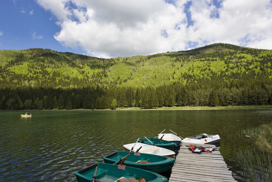 Lacurile colorate ale României: Descoperă frumusețea și curiozitățile ...
