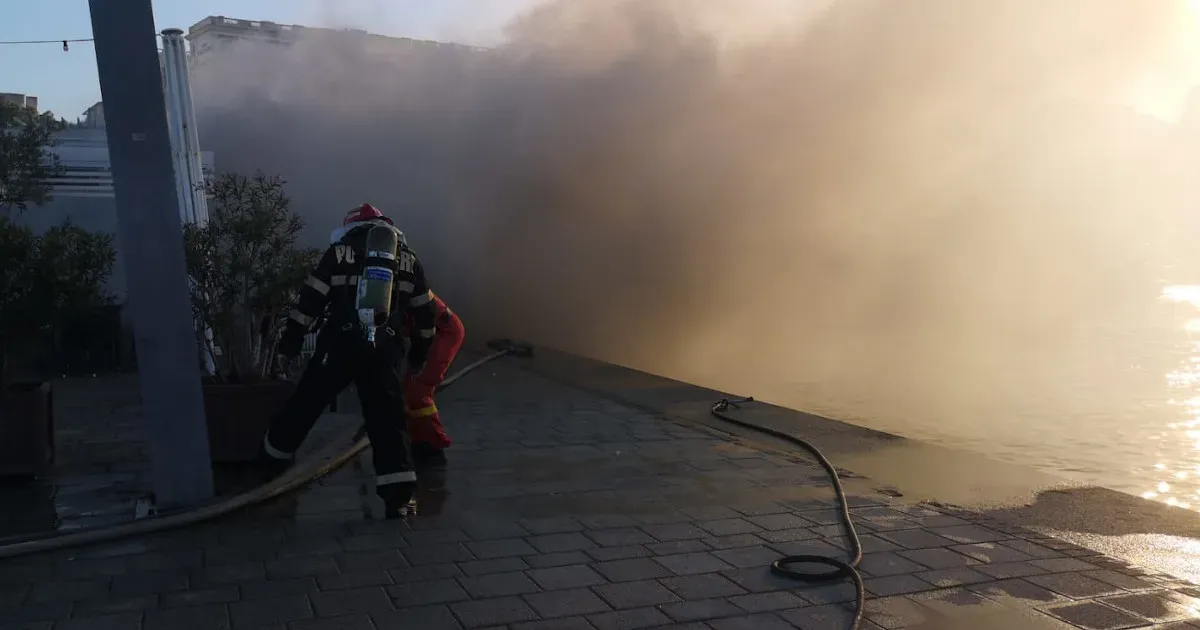 Un yacht a luat foc pe Dunăre, în Mehedinți - Stirile Kanal D