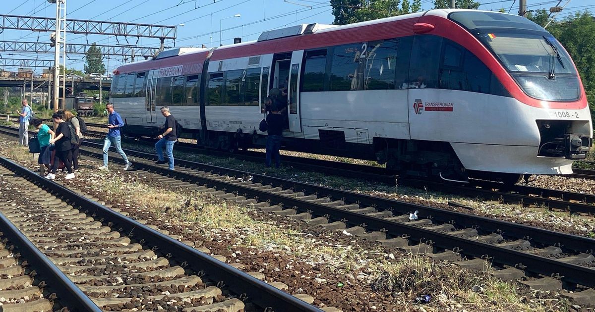 Trenul care face legătura între Aeroportul Otopeni și Gara de Nord s-a stricat. Călătorii au ...