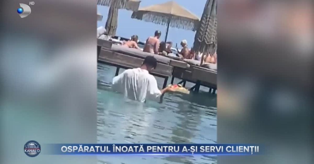 Ospătarul înoată pentru a-și servi clienții - Stirile Kanal D