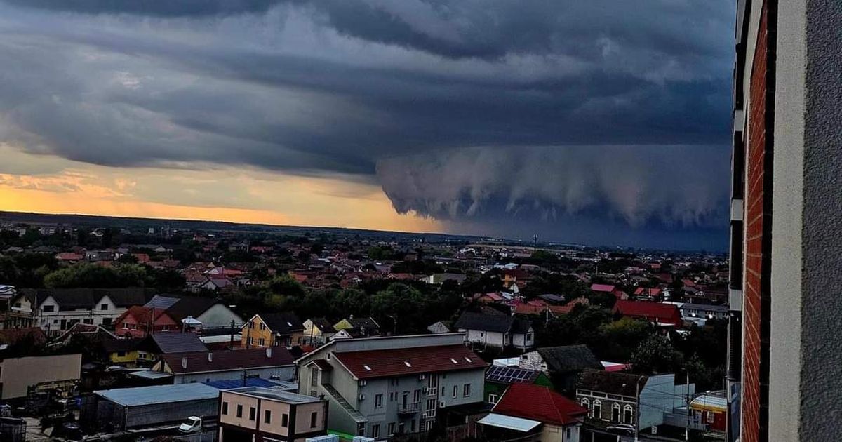 FOTO. Fenomen meteo deosebit surprins la Arad. Localnicii au rămas cu ...