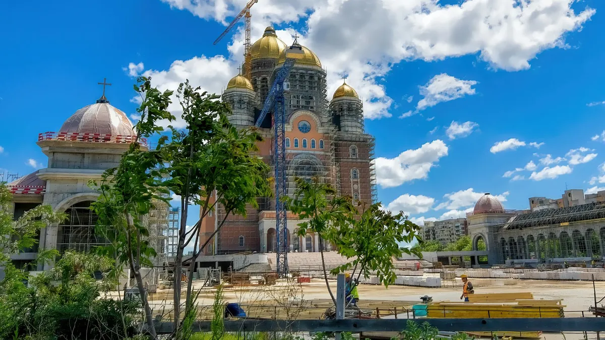 Cum arată azi în interior Catedrala Mântuirii Neamului, cea mai mare ...