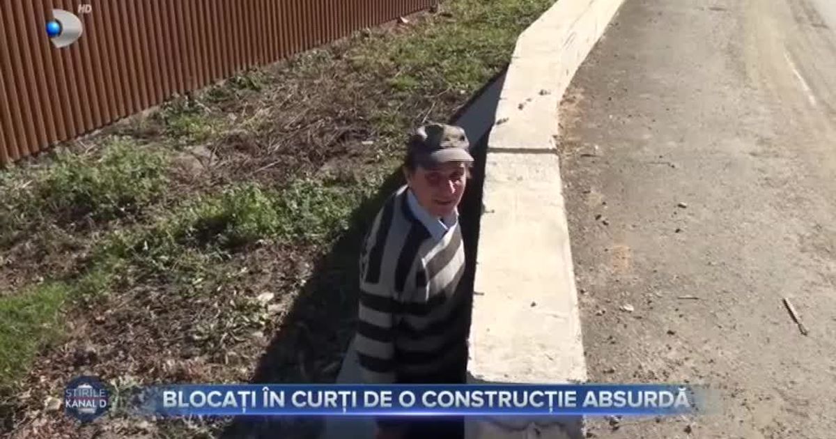 VIDEO- Blocați în curți de o construcție absurdă: "Nu mai poate intra ...