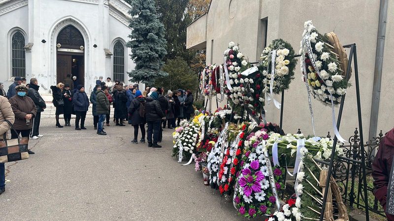 Primele imagini de la înmormântarea Ronei Hartner. Zeci de oameni au venit să-și ia rămas bun de ...