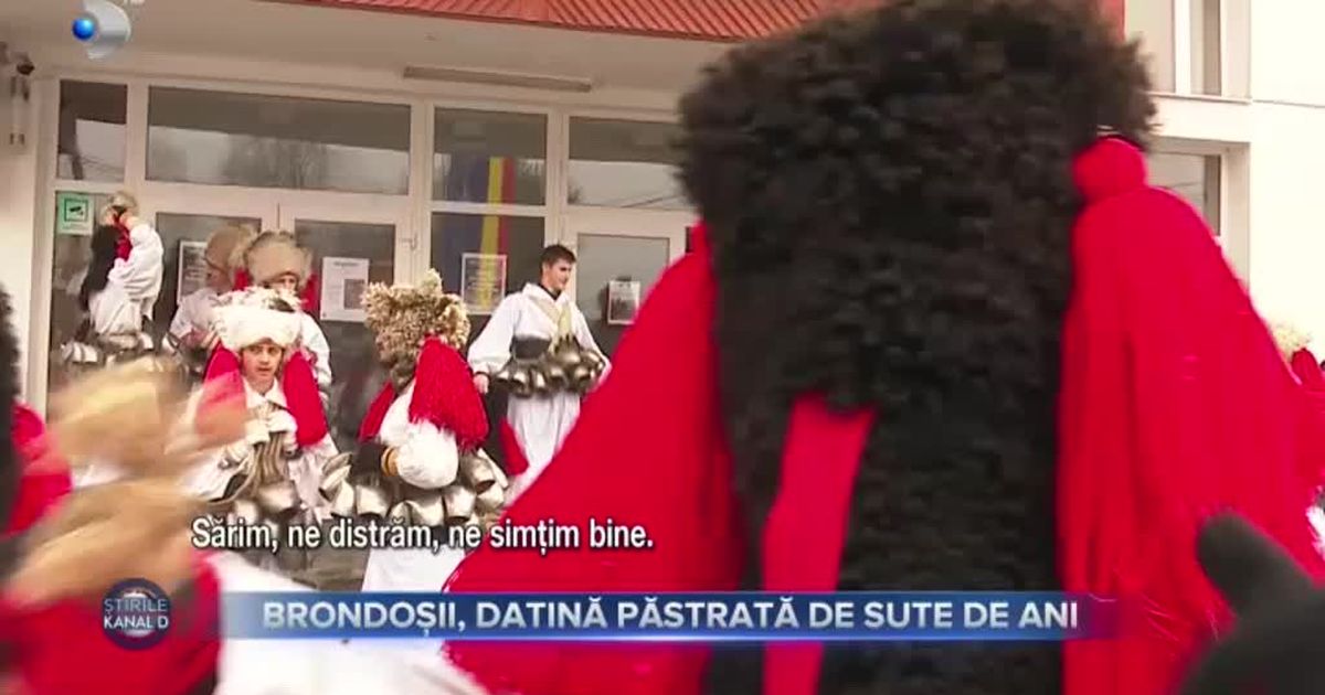 VIDEO - Brondoșii, datină păstrată de sute de ani. Tinerii au ieșit costumați și mascați pentru ...