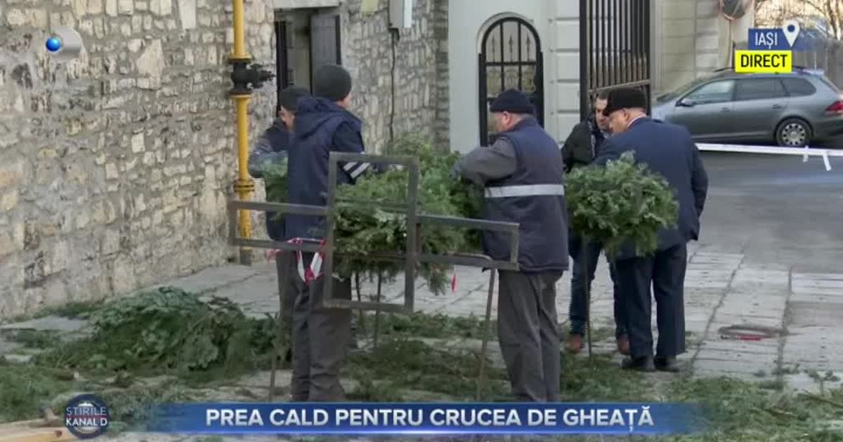 VIDEO- Crucea de gheață a fost înlocuită cu o cruce din cetină de brad ...