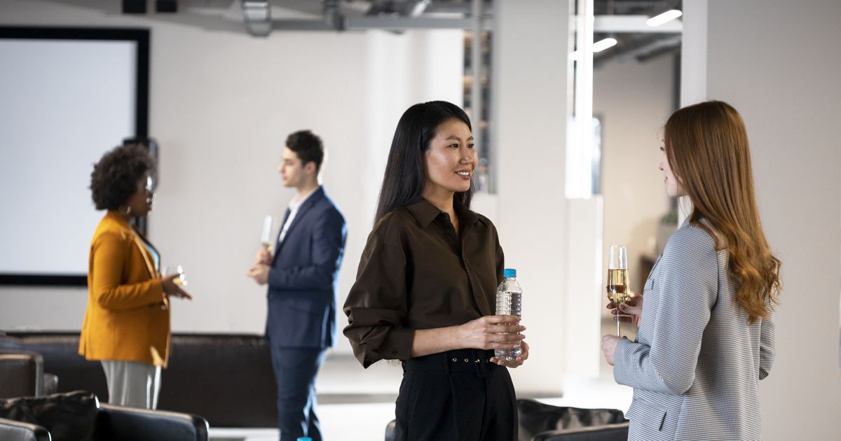 Cum să alegi o bluză elegantă pentru un eveniment corporate: 4 sfaturi ...