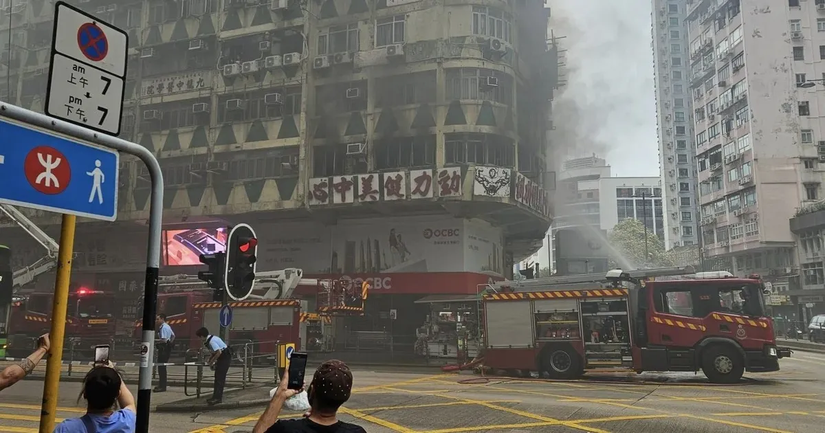 VIDEO. Incendiu devastator într-o clădire de 16 etaje. Cel puțin 5 ...