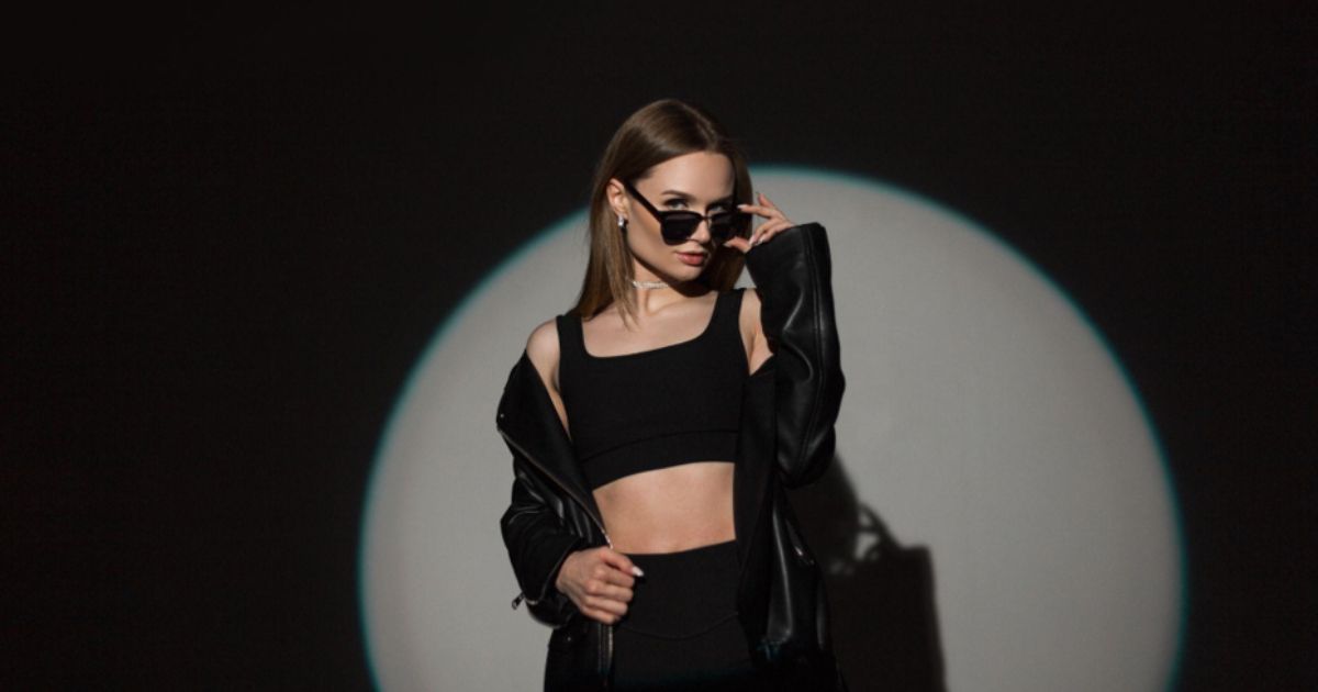 Topuri negre – 3 modele pe care merită să le ai în garderobă - Stirile ...