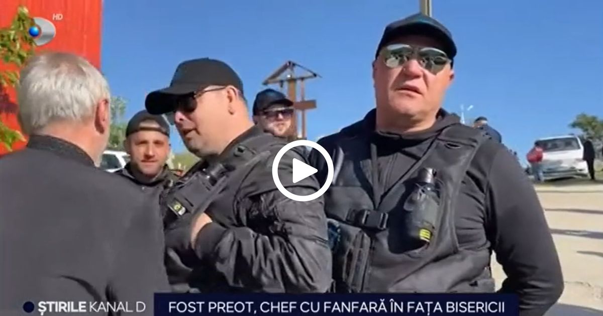 VIDEO Fost preot, chef "neortodox" cu fanfară în fața bisericii. Un ...