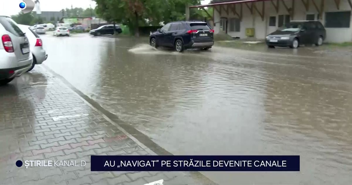 VIDEO Au „navigat” pe străzile devenite canale! Fenomenele meteo ...