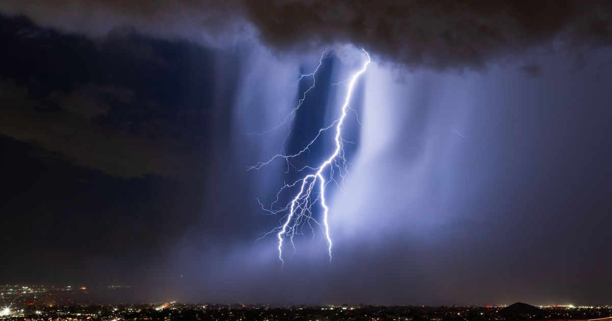 Cum te ferești corect de fulgere dacă te-a prins furtuna în spațiu ...