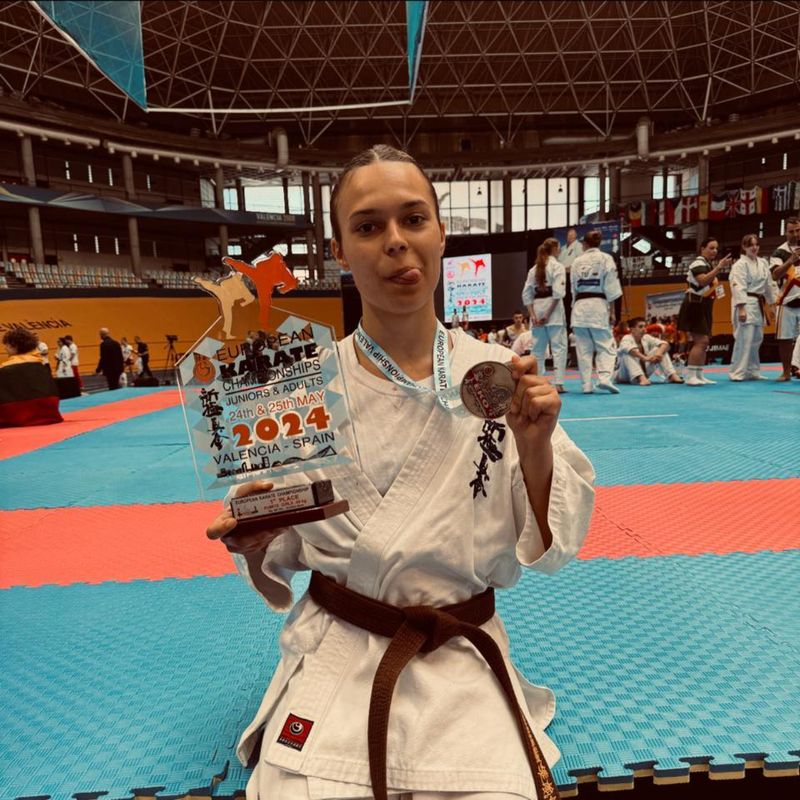 VIDEO Rianna Ciobanu, campioană europeană la karate la 17 ani - Stirile ...