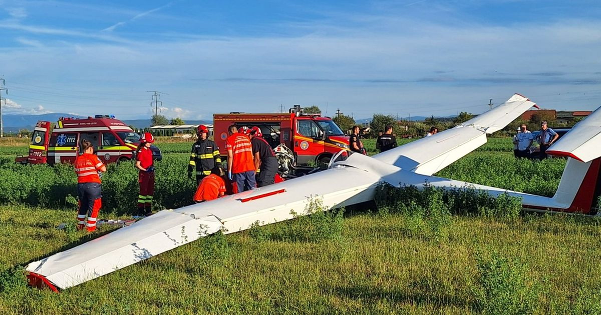 VIDEO Un planor a căzut pe un câmp de lângă Deva. Pilotul de 21 de ani ...